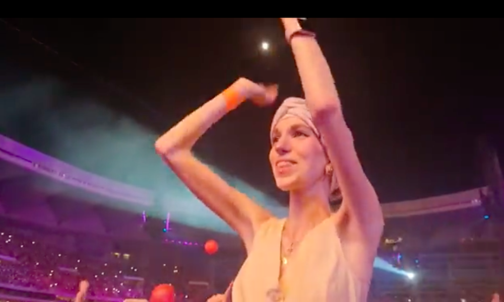 Elena, la imagen viral de la lucha contra el cáncer en el concierto de ...