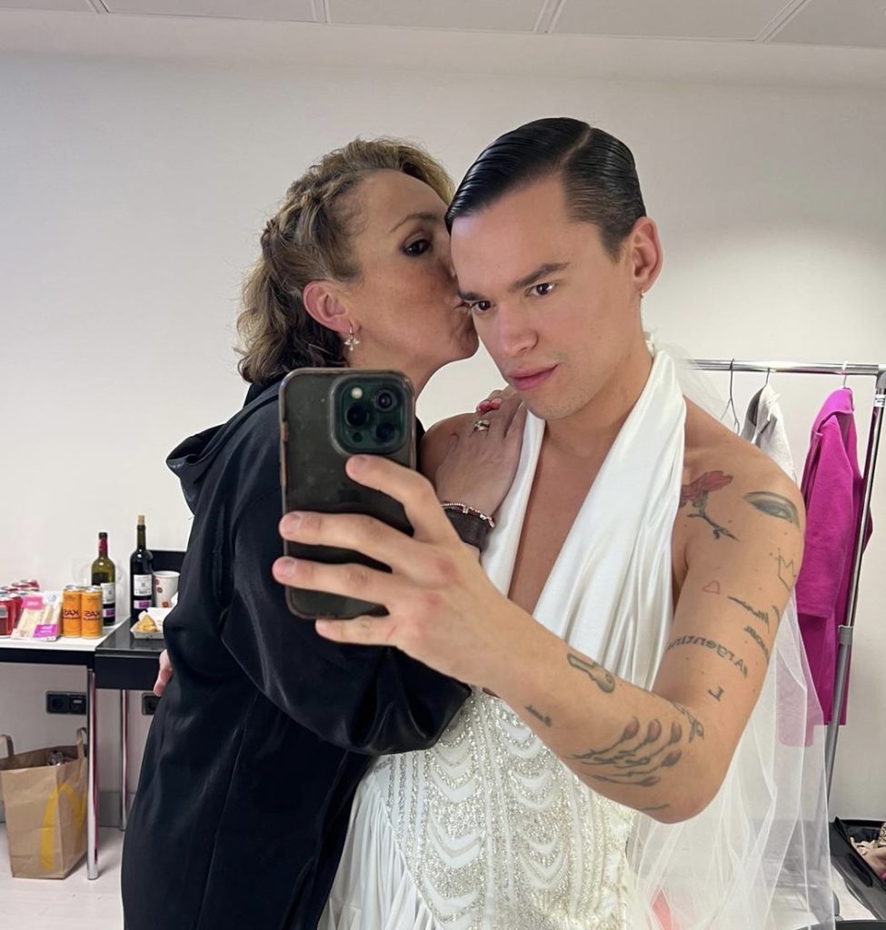 José Perea, emocionado tras diseñar un traje para el Musical de Rocío ...