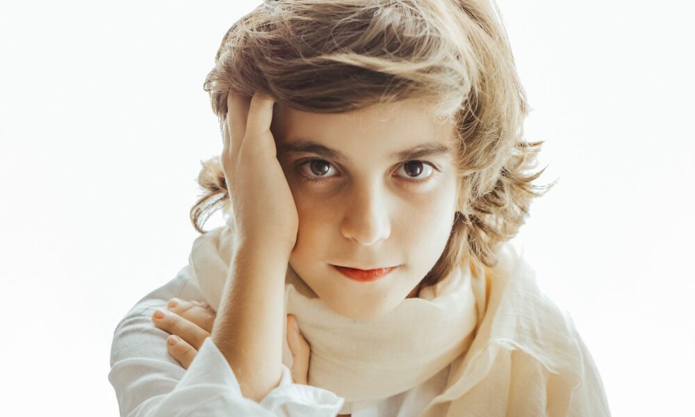 Martín Sánchez, el niño que cautivó a Alejandro Sanz, publica su primer ...