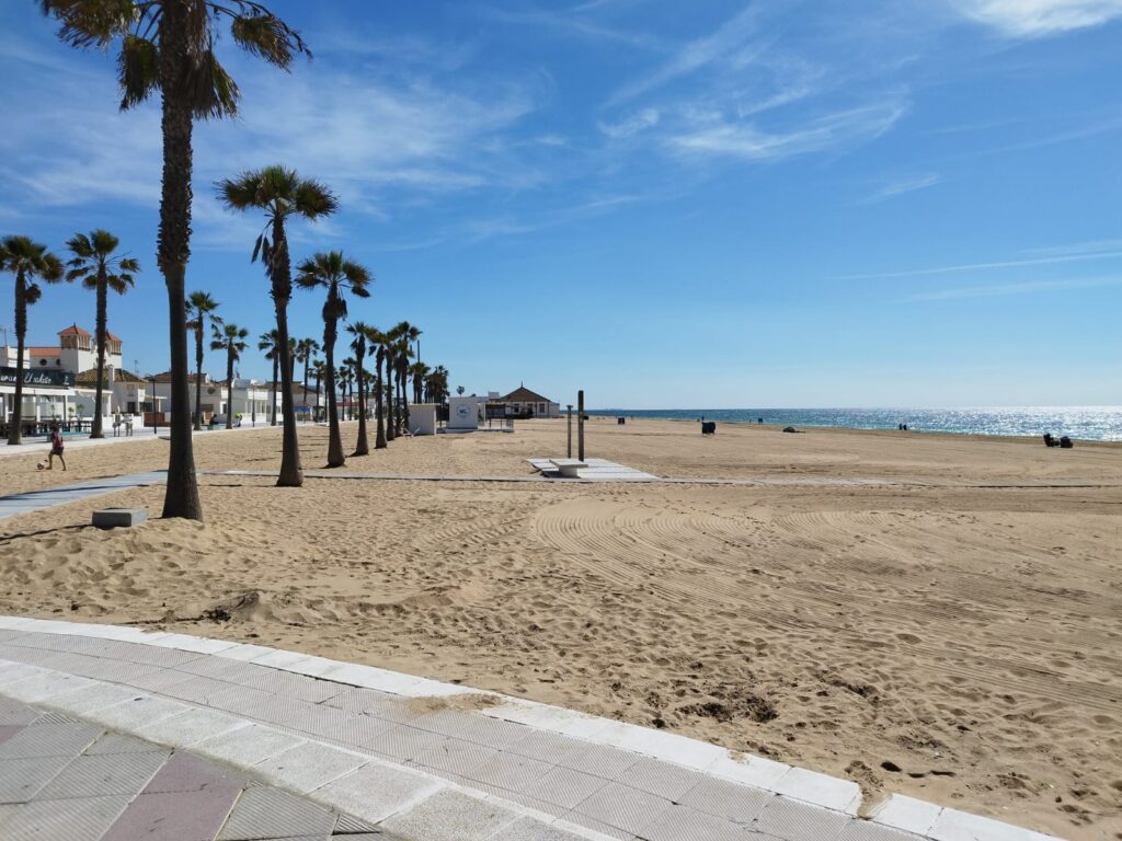 La playa de La Antilla, lista para recibir a miles de personas en ...